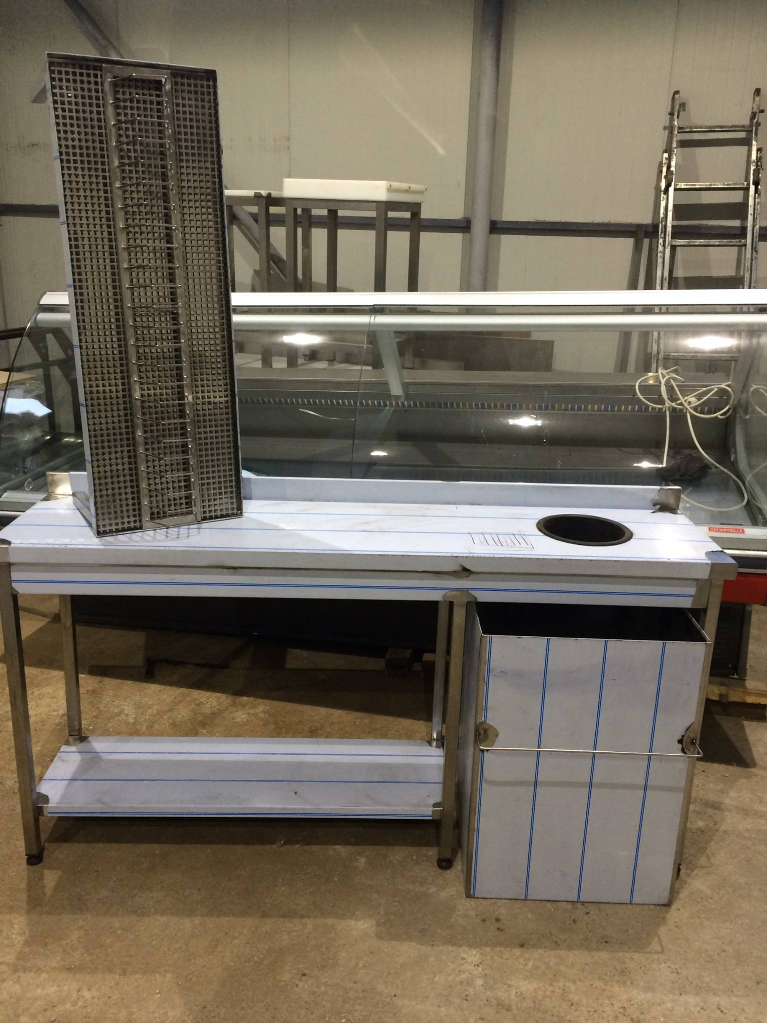 Masa inox cu debarasare si polite cu suport farfurii si cu scurgere ...